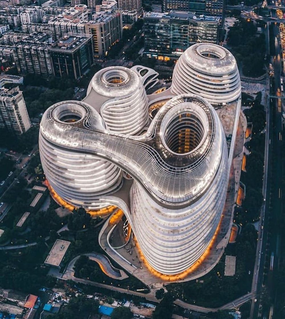 Zaha Hadid y su inserción en la moda | by Catalina.arq | Medium