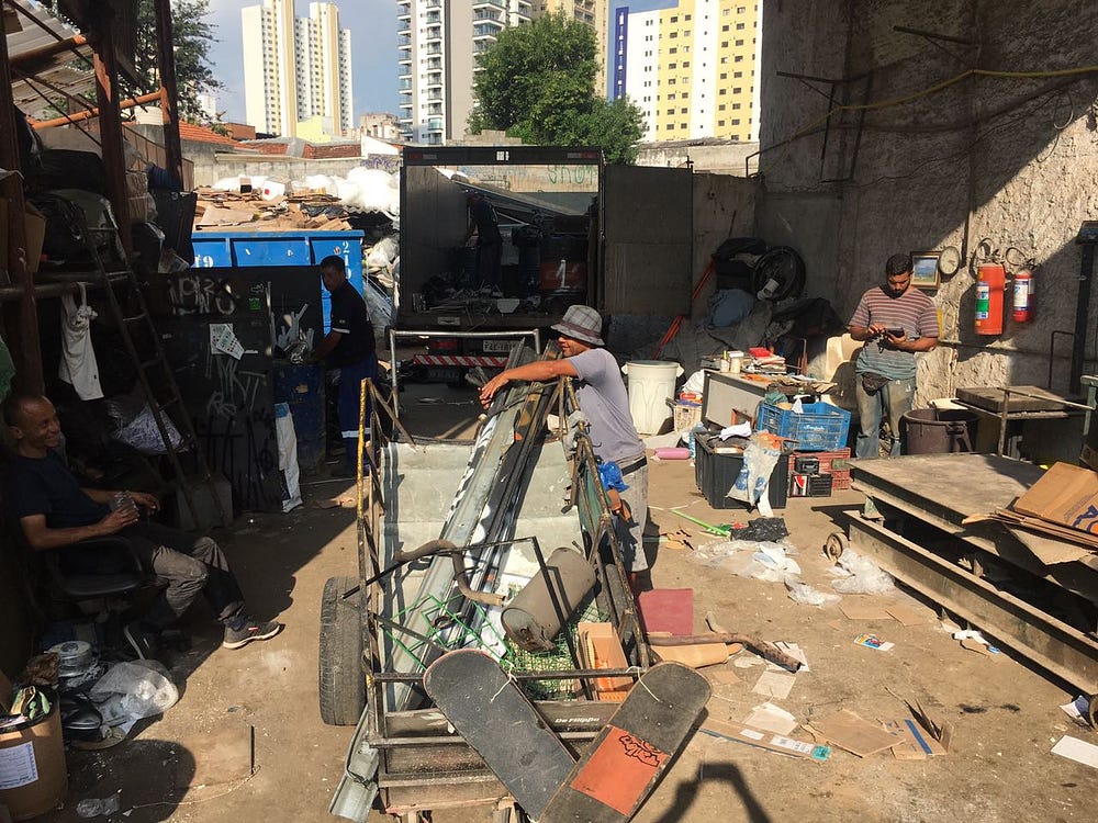 Catadores de materiais recicláveis e a sua importância | by Lab de Jo ...