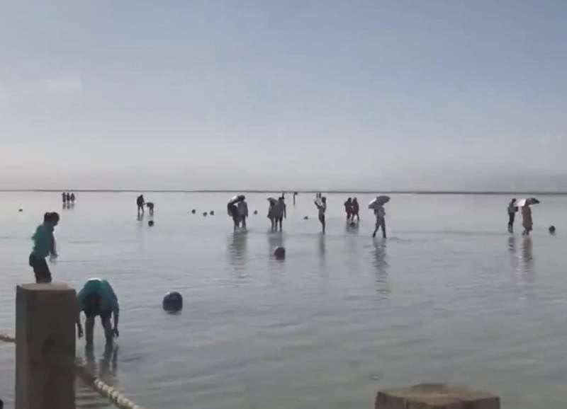 40,000 Chinese tourists turn idyllic salt lake into garbage dump | by ...