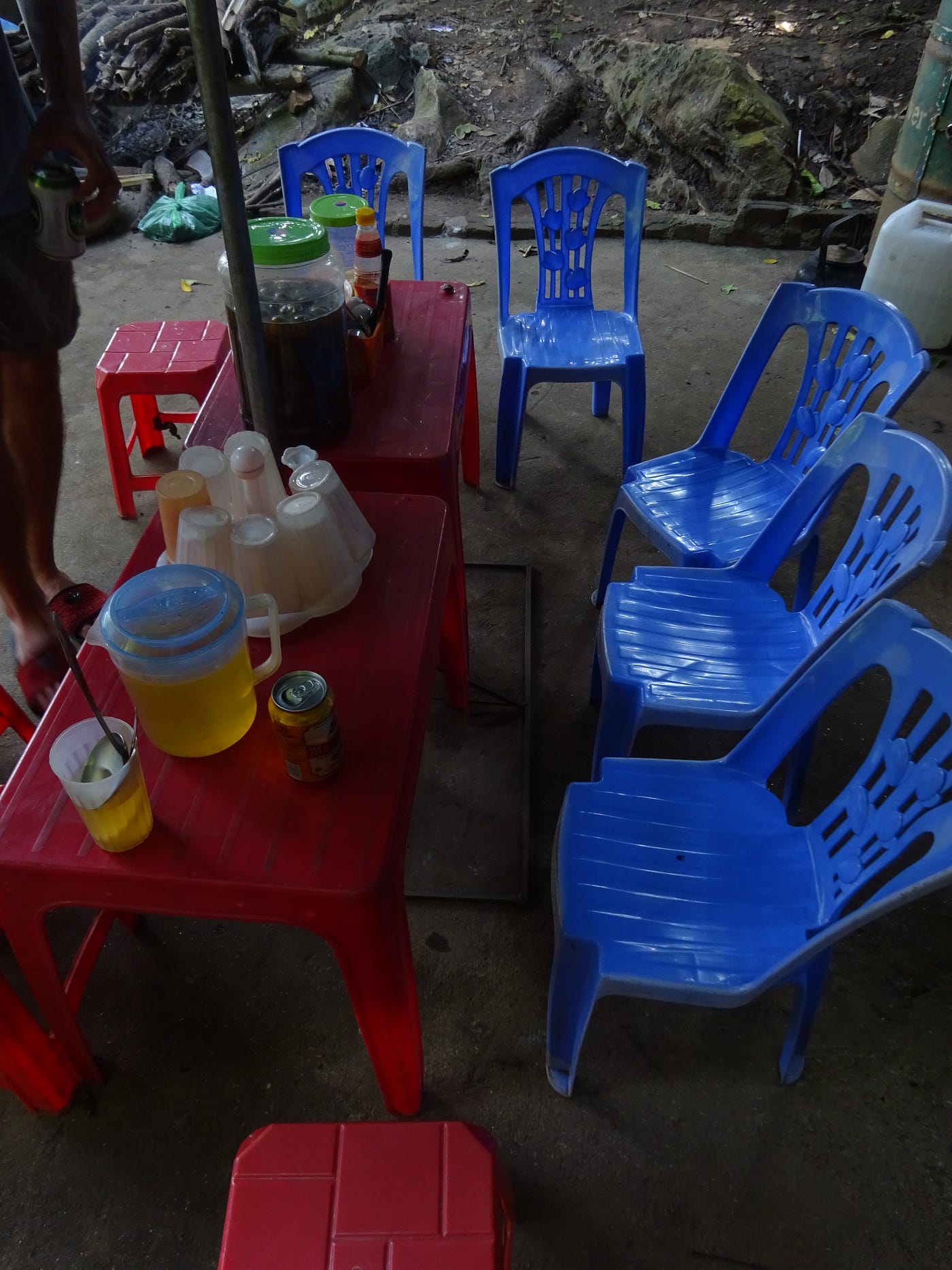 The Classic Vietnamese Roadside Eatery | by Snipadvisor | Wip Around ...