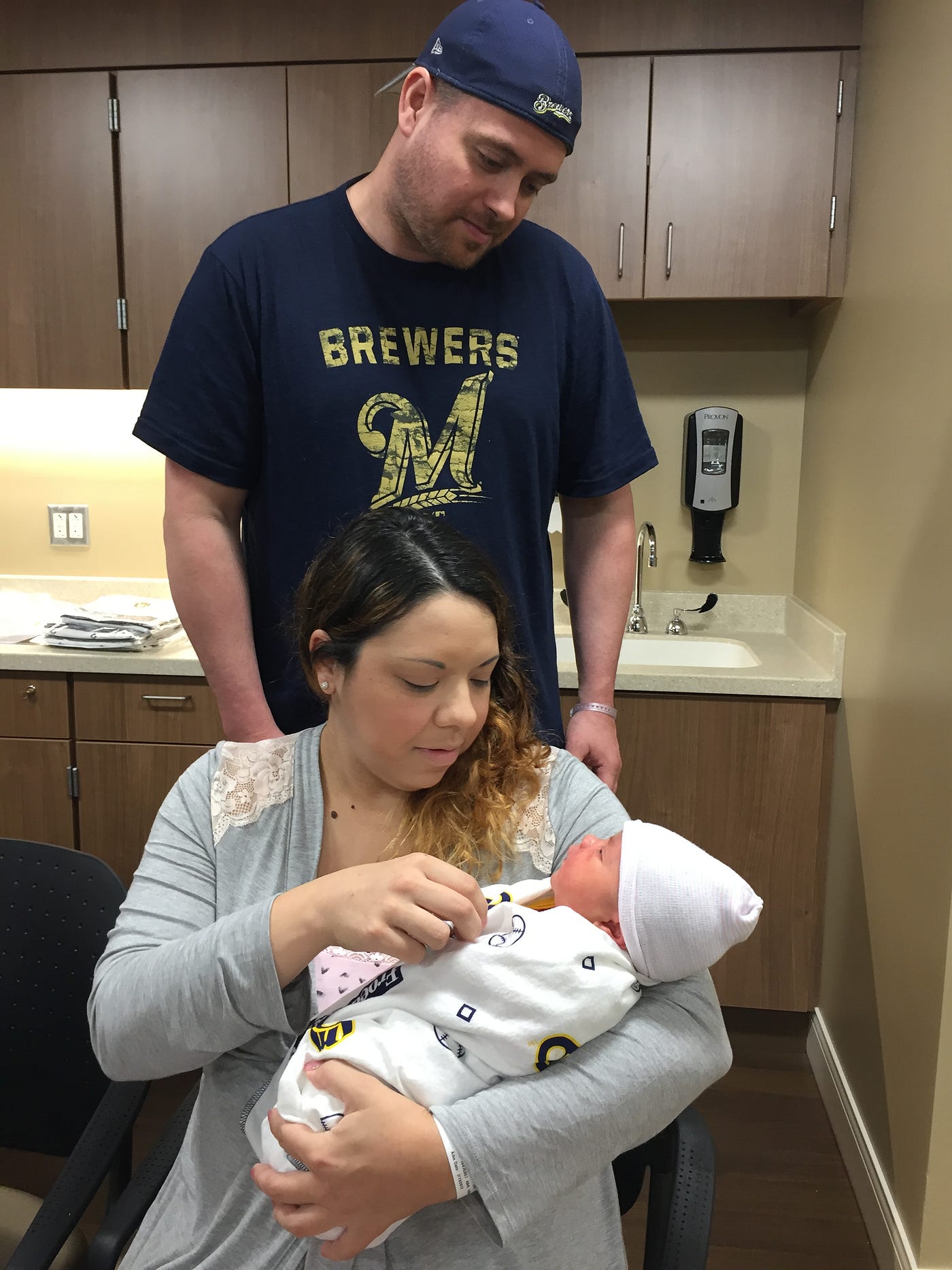 MILWAUKEE BREWERS WARMLY WELCOME NEW FANS AT FROEDTERT HOSPITAL BIRTH ...