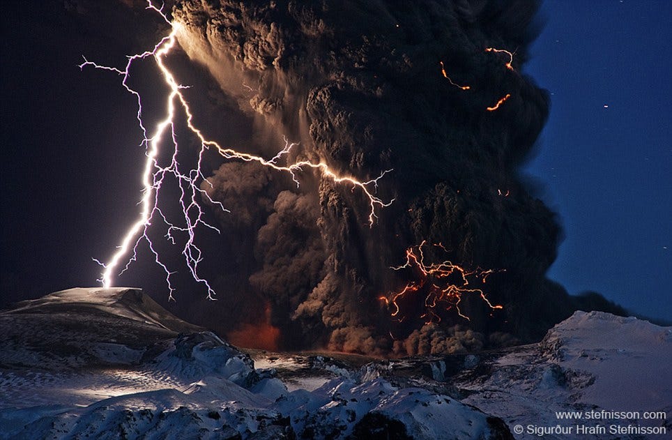 Throwback Thursday: The Physics of Volcanic Lightning | by Ethan Siegel ...