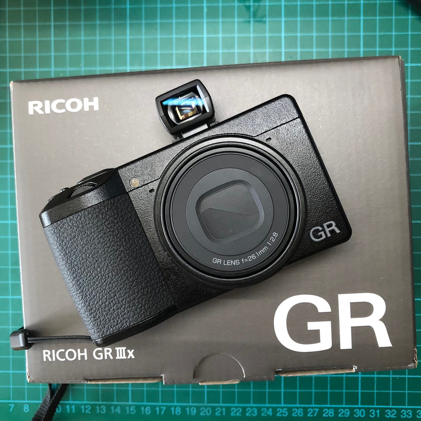 初試Ricoh GR3x 後感。40mm 下的GR街拍神器？40mm 下的拍攝距離變化 | by LI Sam | 攝影二三事 | Medium