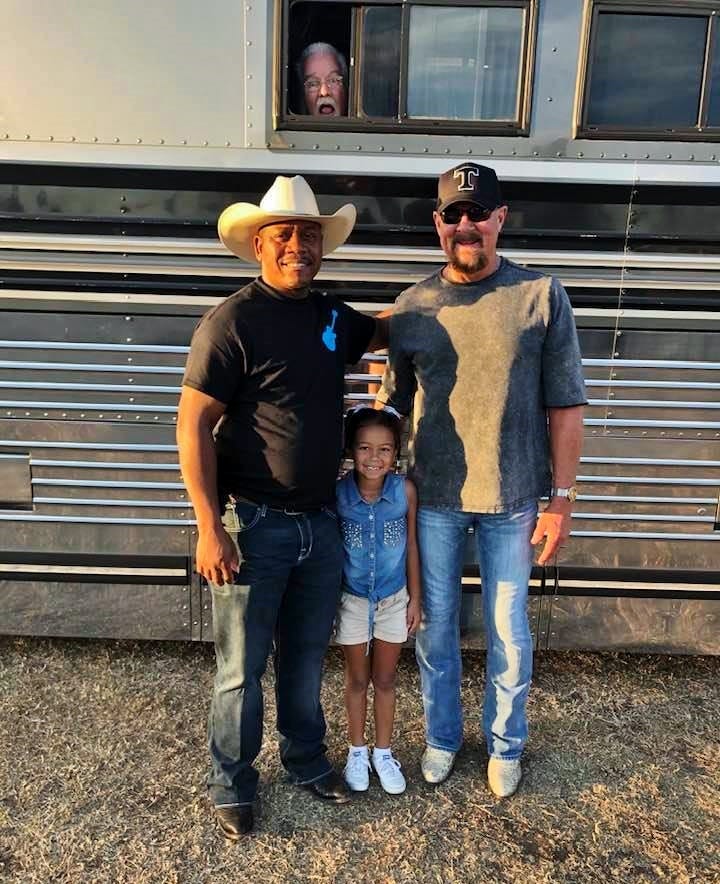 Never givin’ up with foremost country troubadour Danny Dawson