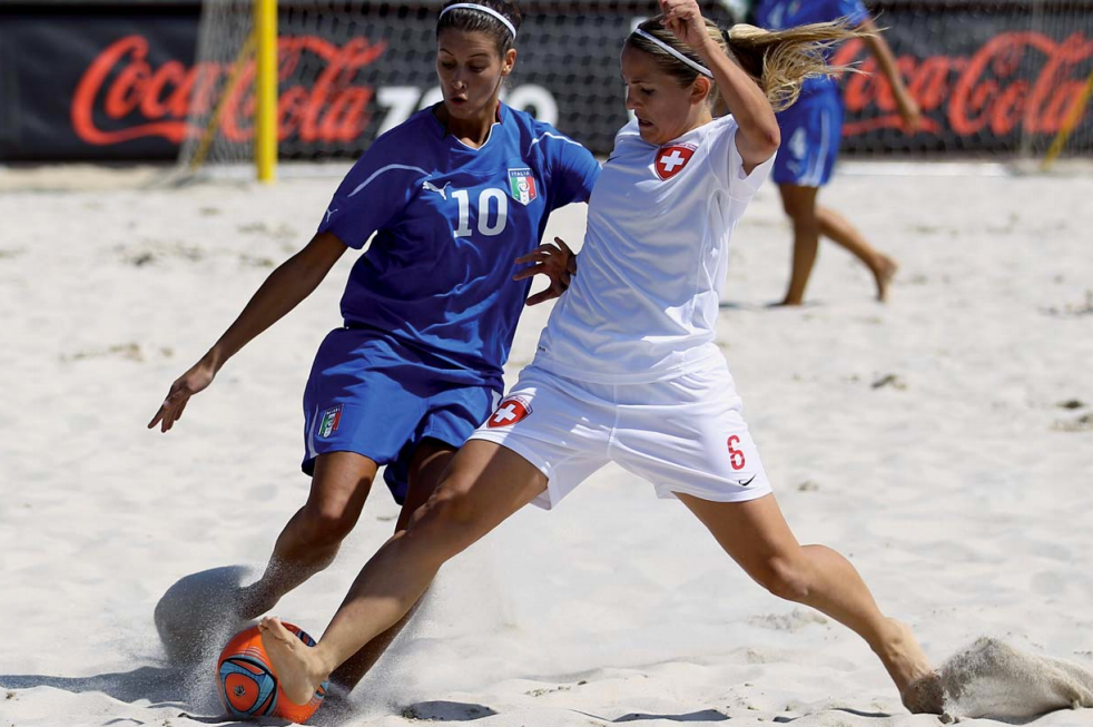 Cinco consejos para jugar fútbol en la playa como una profesional | by ...