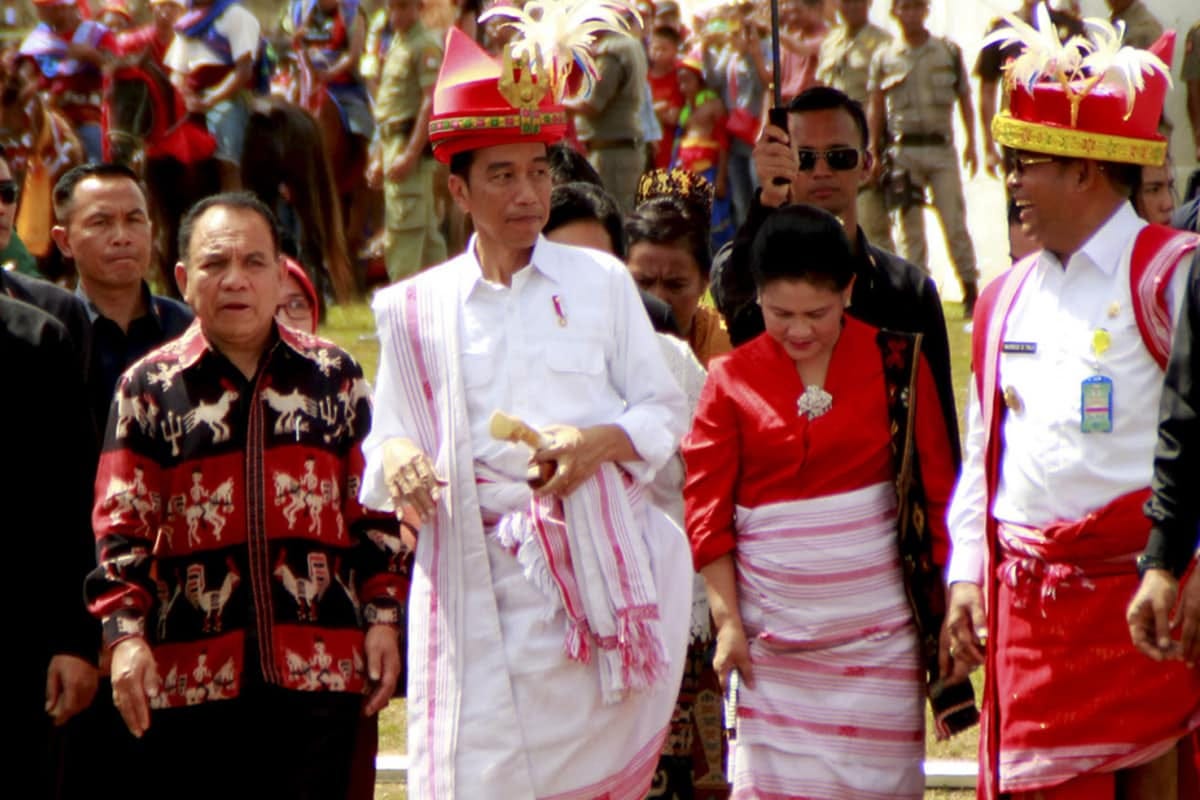 The Amazing Story Of Ikat | How A Textile Wove Itself Into Indonesian ...