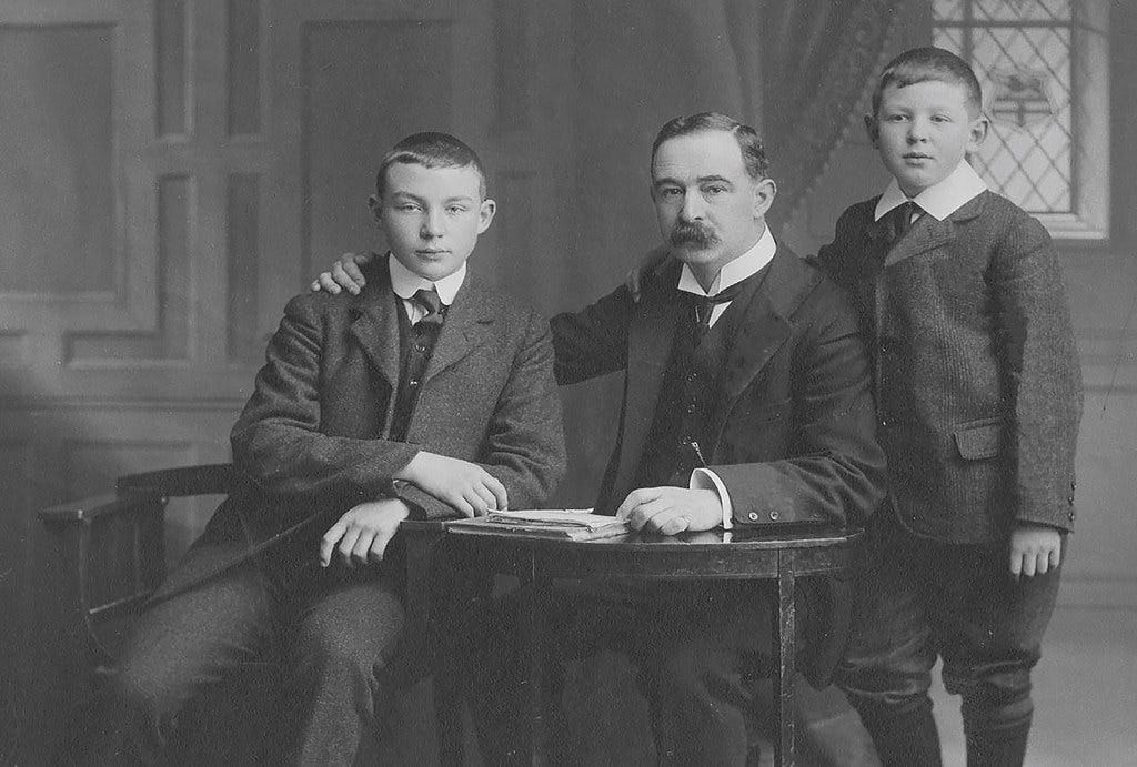 Quem é C. S. Lewis?. C. S. Lewis nasceu em Belfast na… | by Rodolpho ...