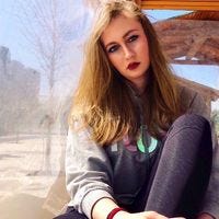 People following Cansu Can