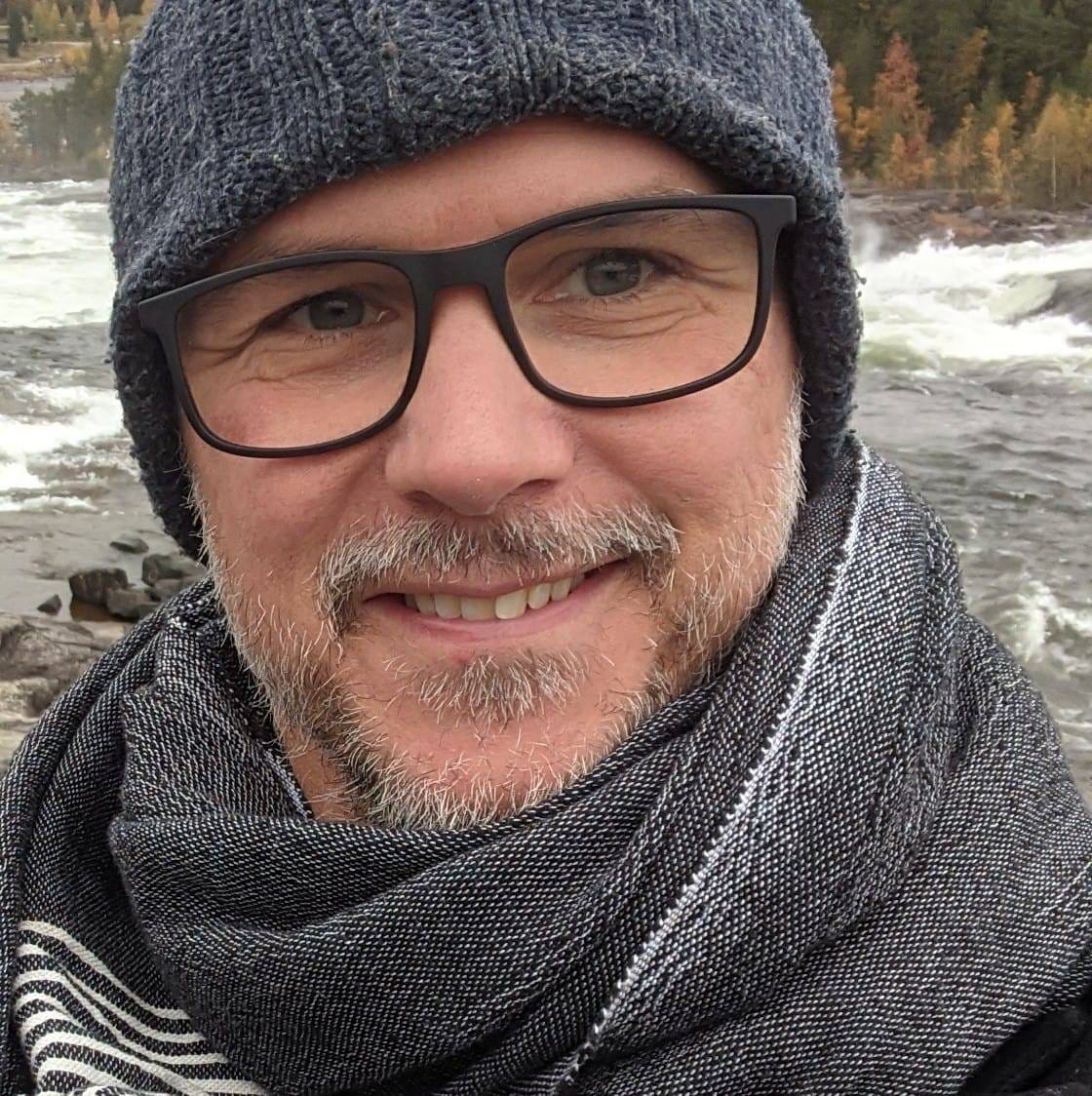 Jonas Nelson – Medium