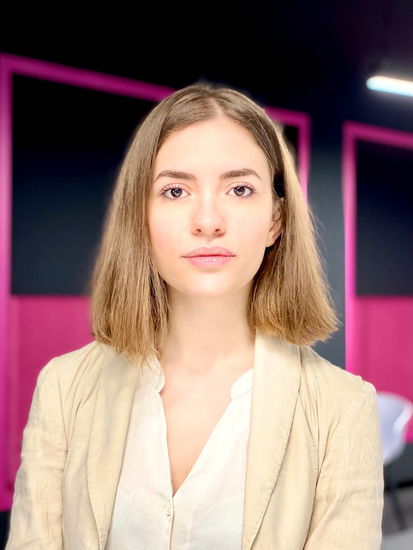 Albiona Hoti – Medium