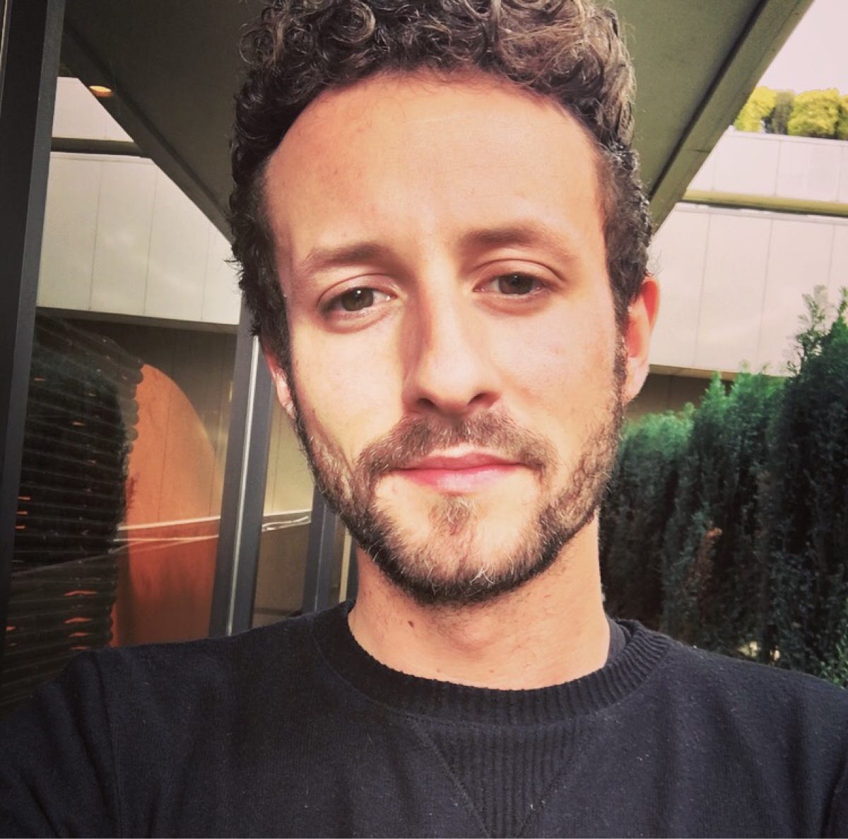 Charlie Hilton – Medium