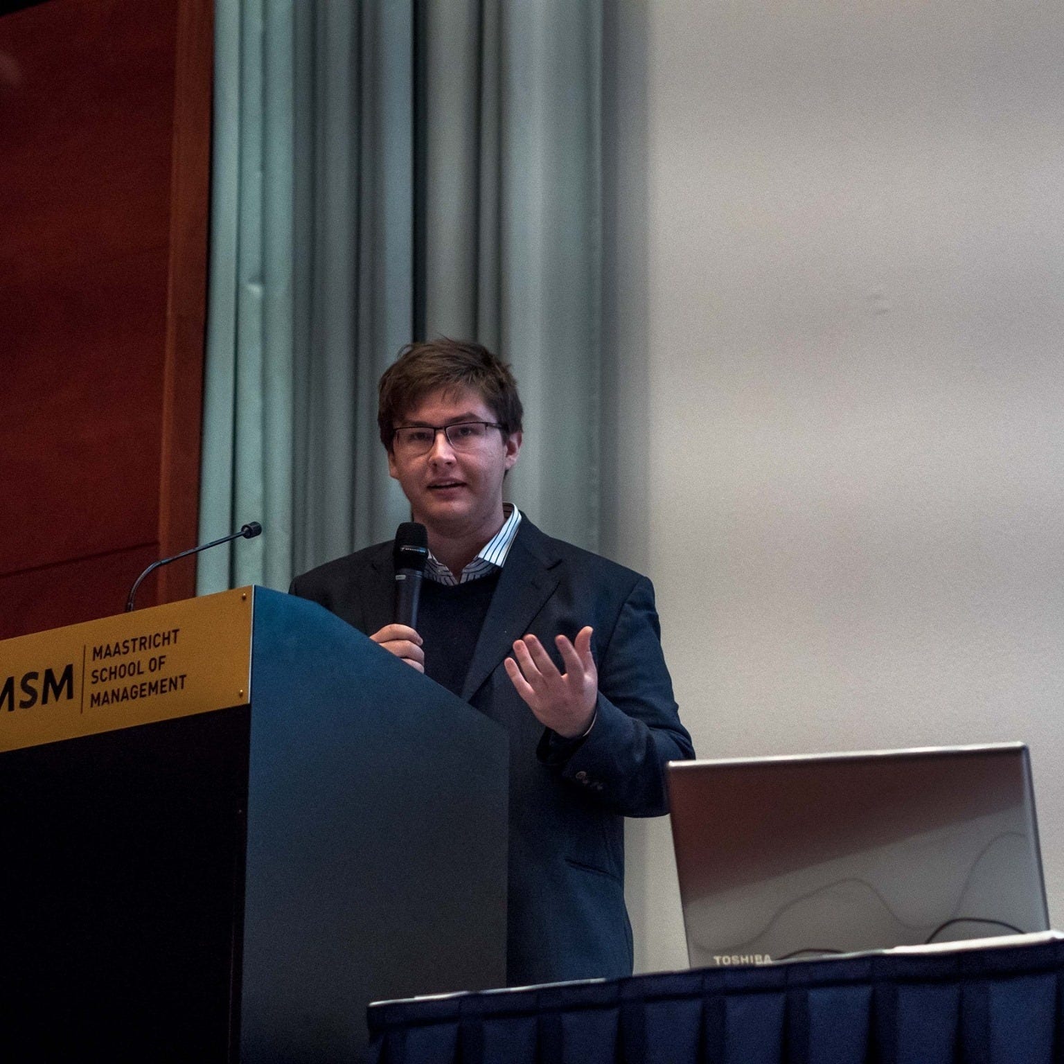 Alex Hunns – Medium