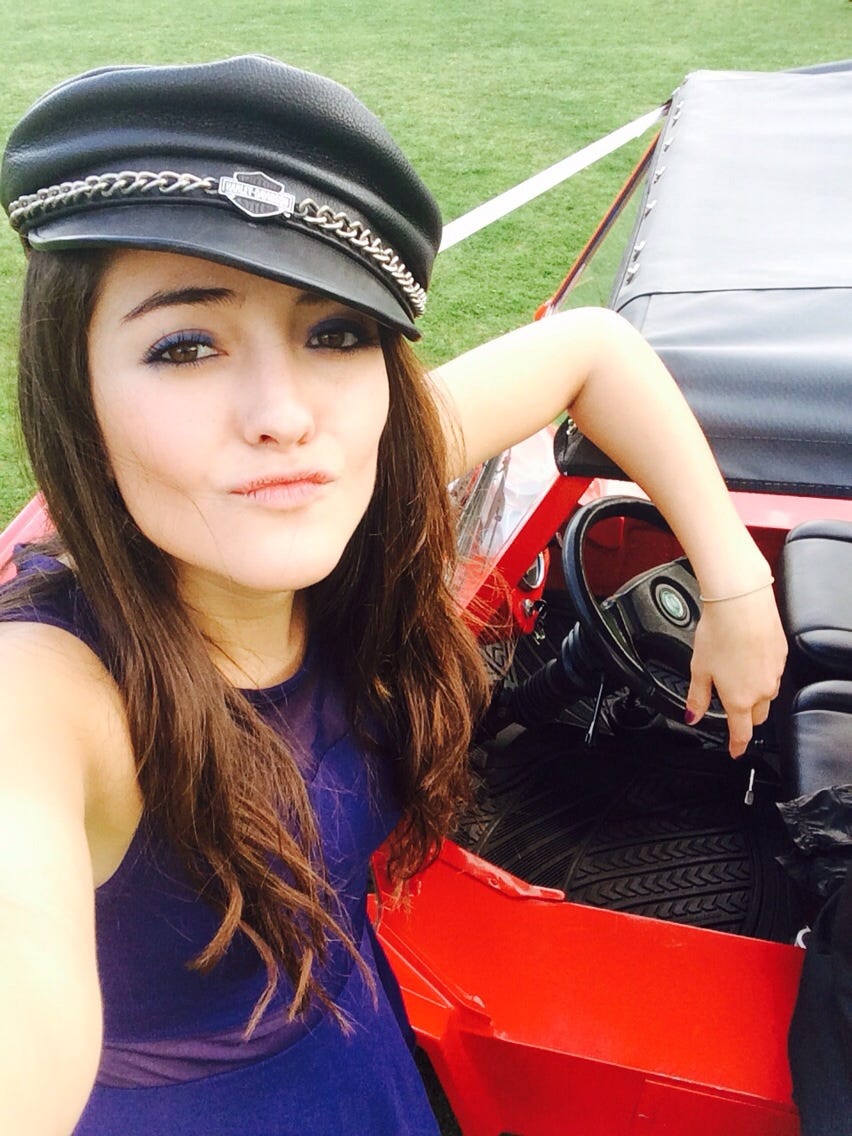 People following Andrea Alvear