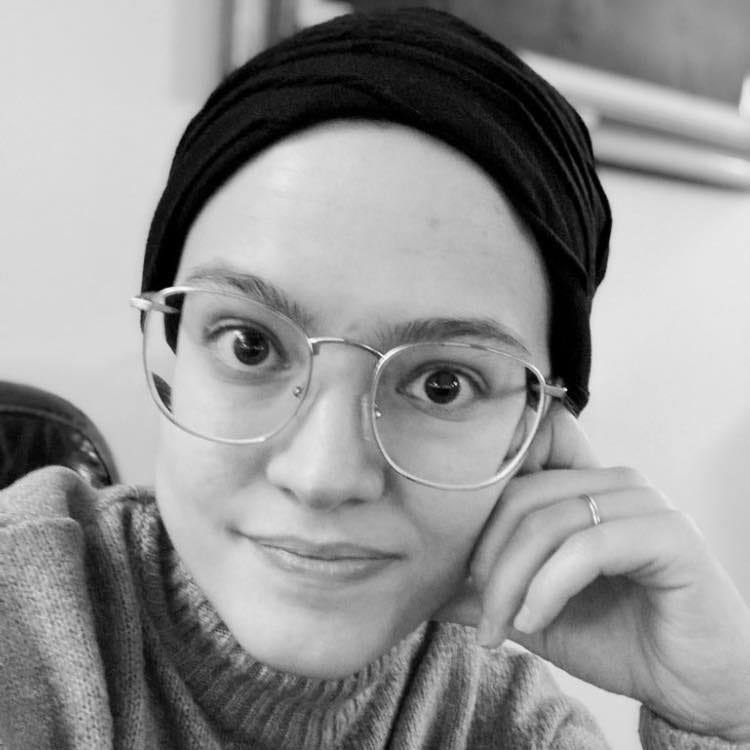 Esra Nora – Medium