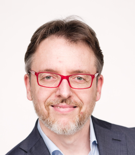 People following Andrea Faré