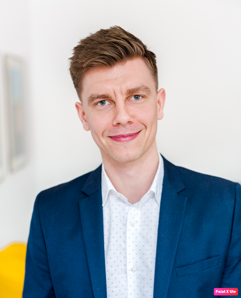 People following Simon Slominski