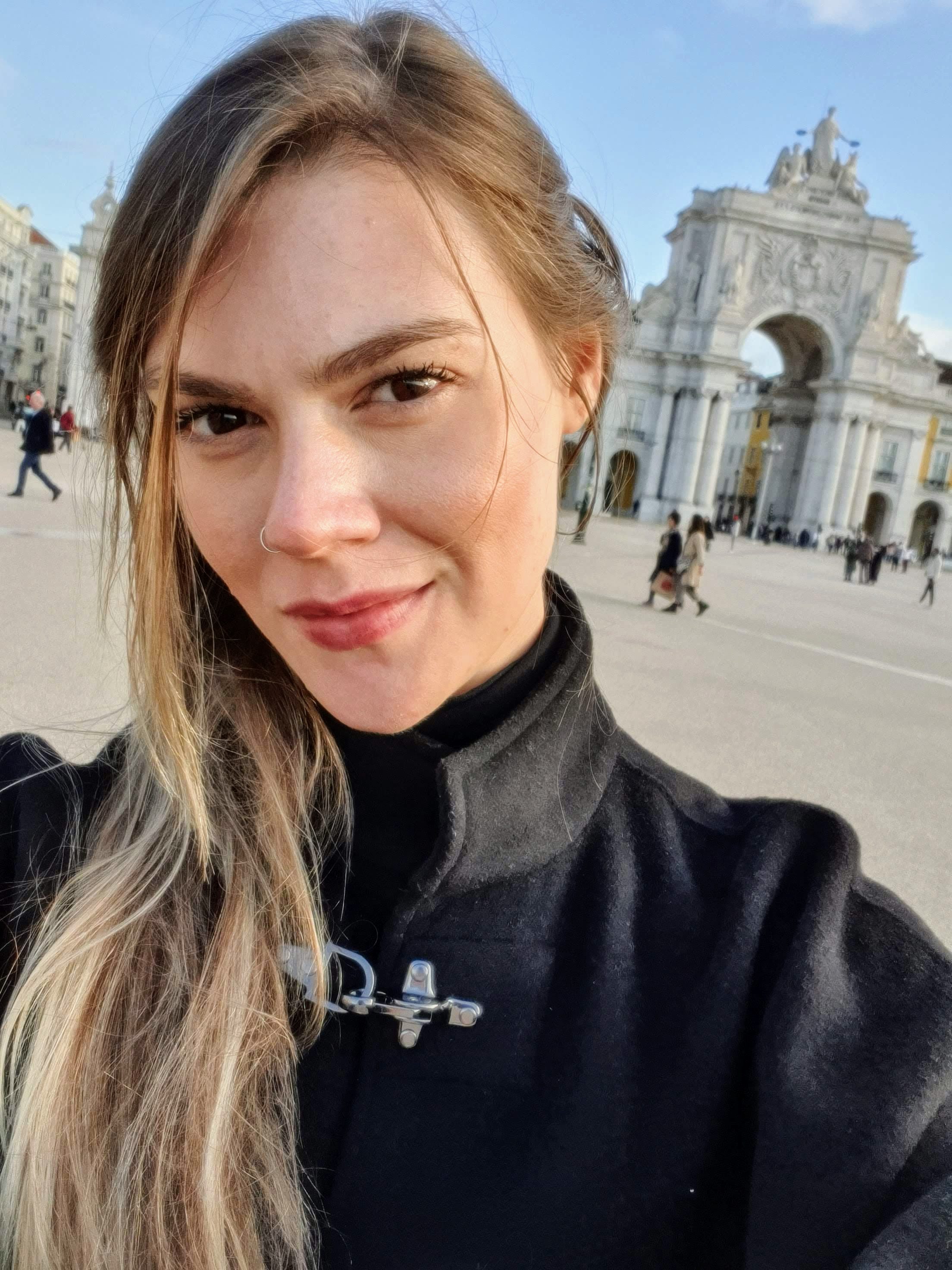 Erika Gomes – Medium