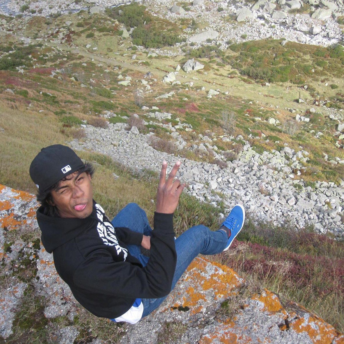 Navin Tamilchelvam – Medium