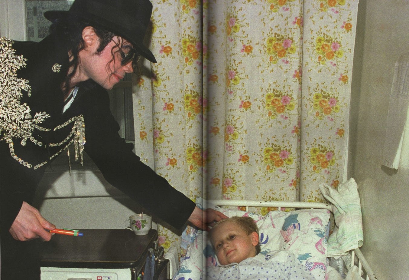 Michael Jackson visita um hospital em Varsóvia, 1997 | by MJ Fans | MJ ...