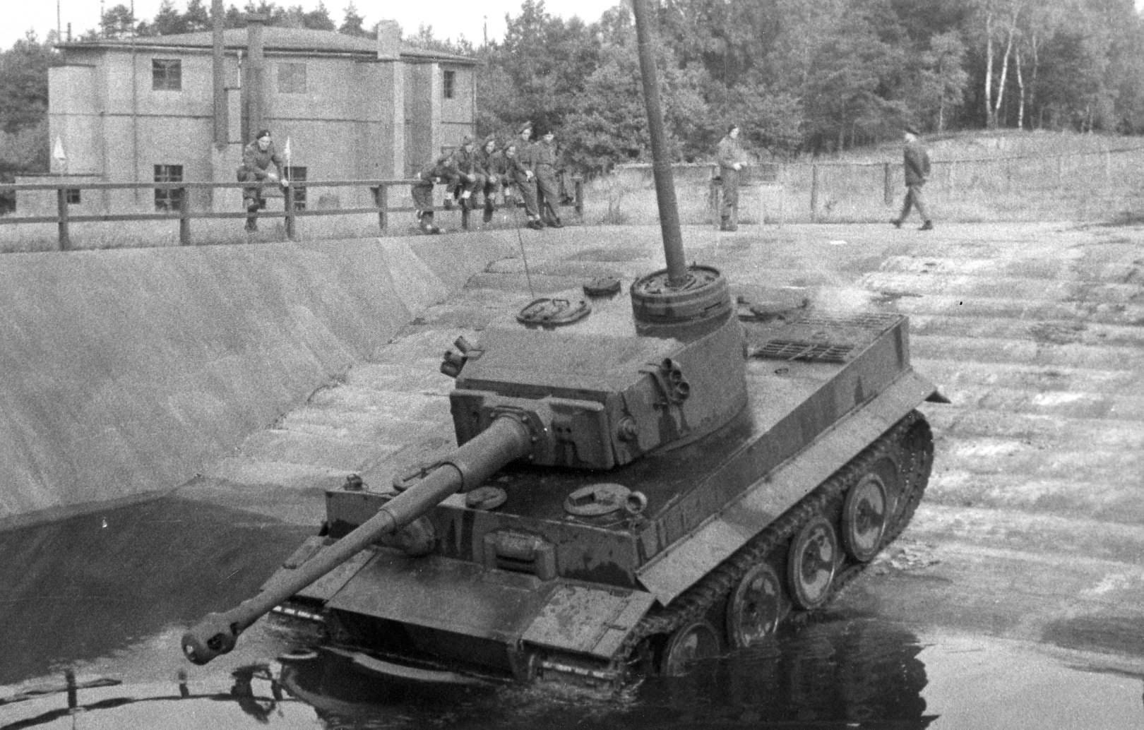 Leopard With A Snorkel For Deep Water : r/TankPorn