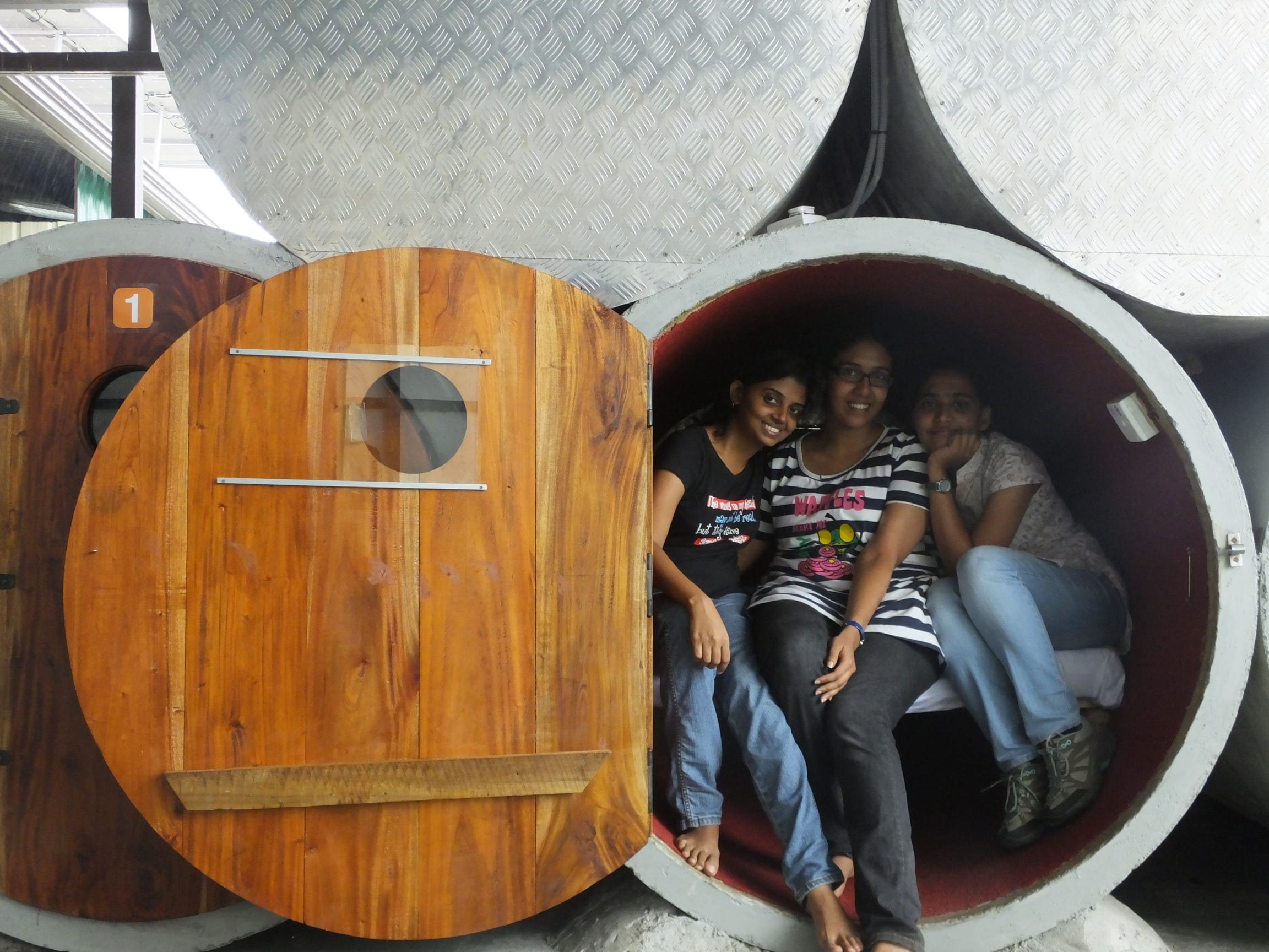 The Grand (Mis)Adventures of 3 girls at Lanka : Living the capsule ...