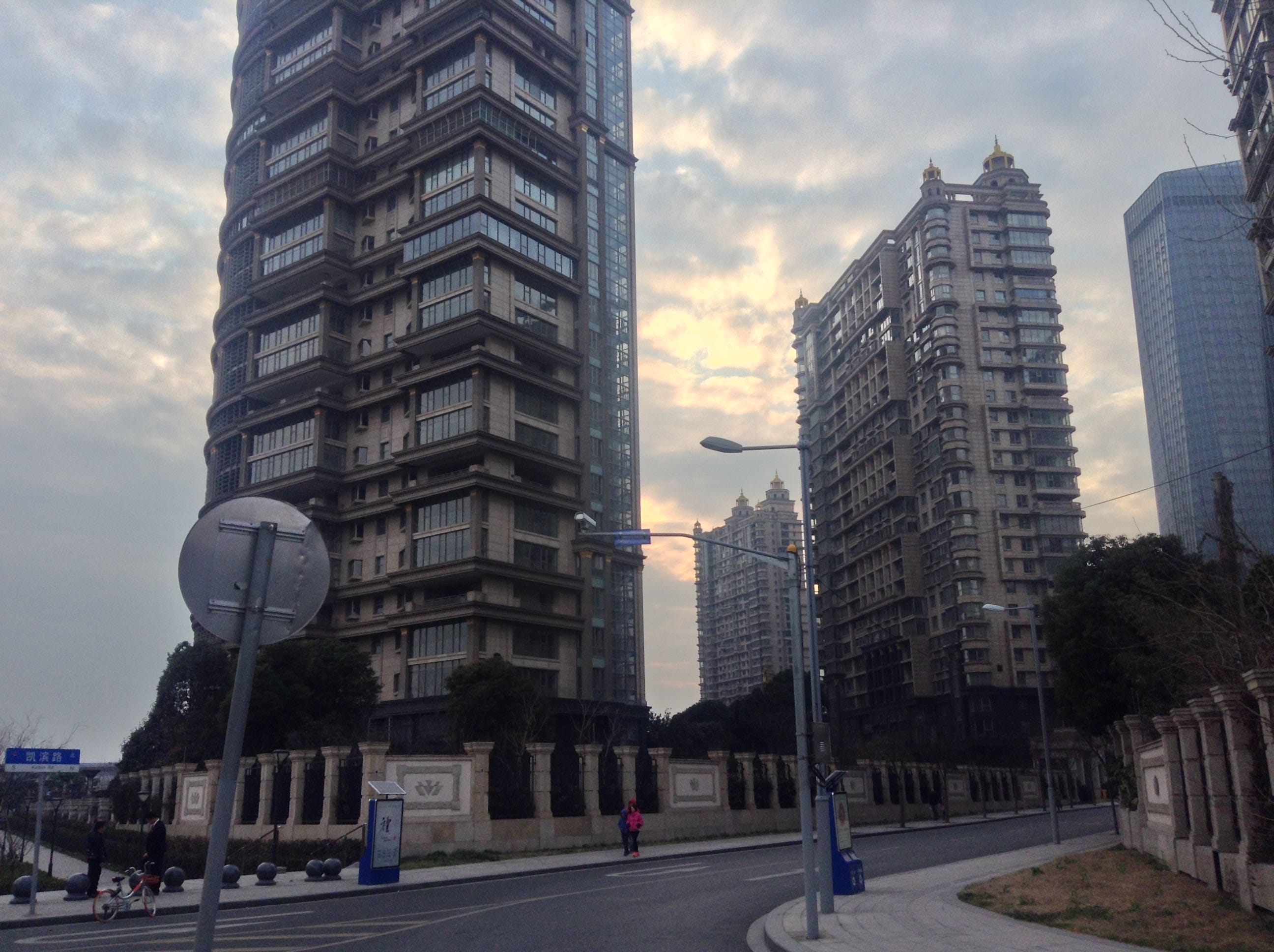 Another side of Xuhui: from Zhaojiabang road, to Middle Longhua road ...