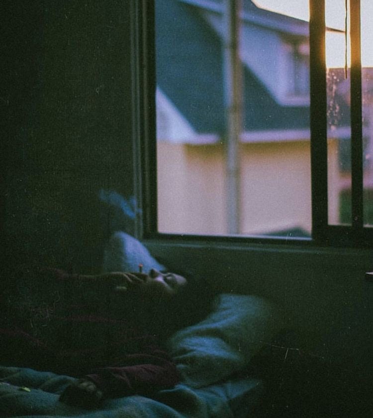 Цээжээр нь хөндүүрлэж хамар нь шархирсанд шуналтай гэгч нь нэг сороод тамхиа унтрааж агаар