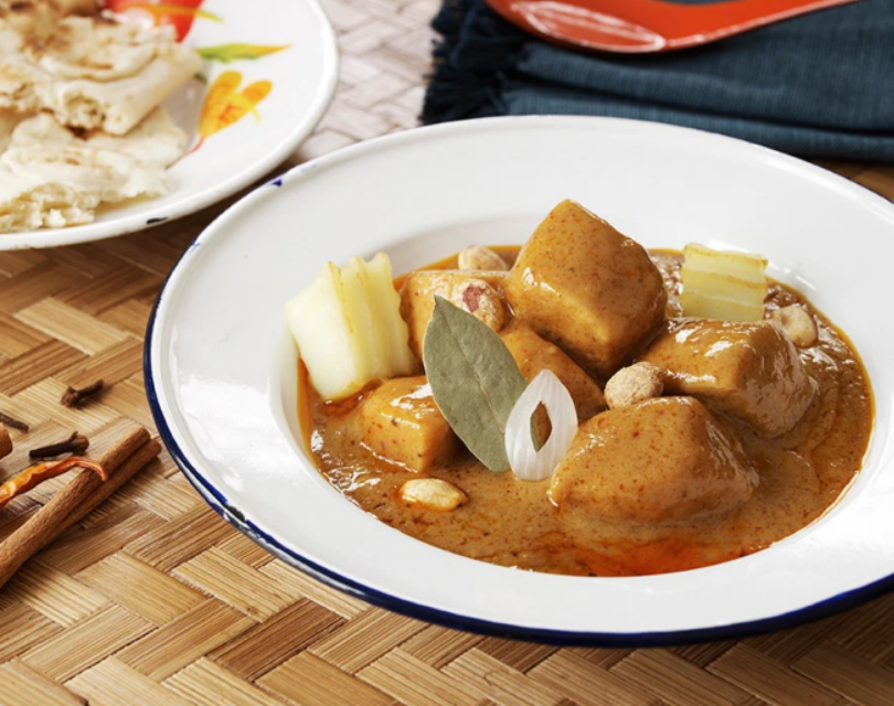 Authentic Thai Chicken Massaman Curry Recipe - WATCHAREE'S - Medium