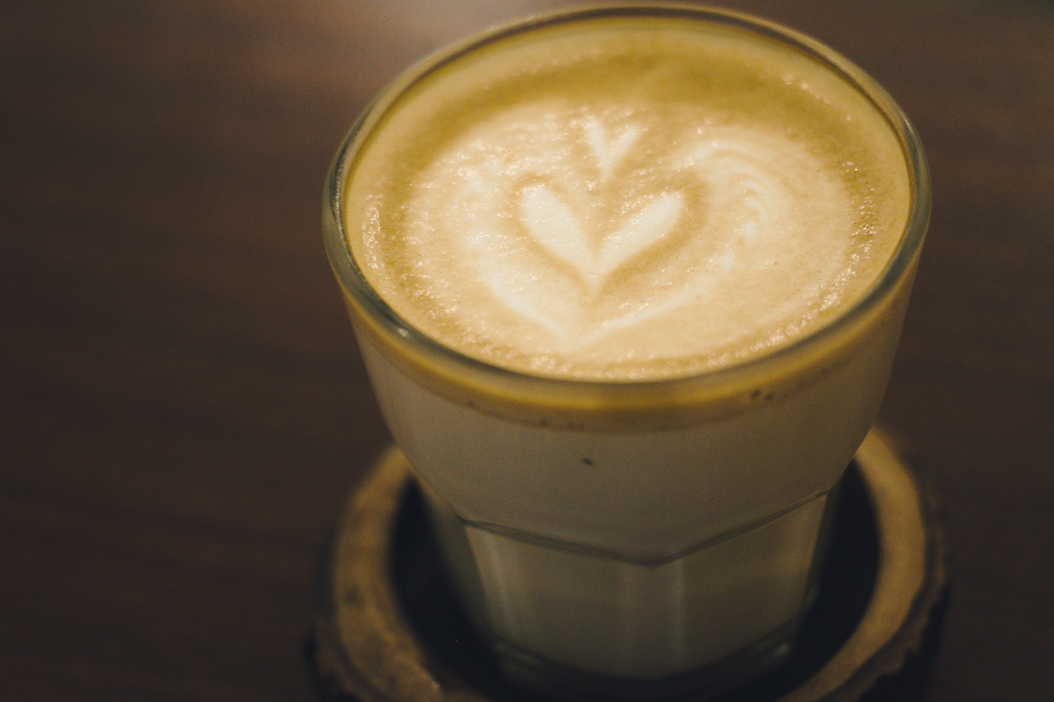 La Luz Coffee & Patisserie. 不同觀點與年齡的人，都喝著相同品牌，望著相同餐單。但立場迴異的他們，卻從未因為相 ...