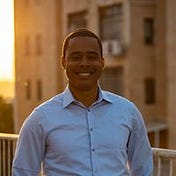 Donnovan Lyons – Medium