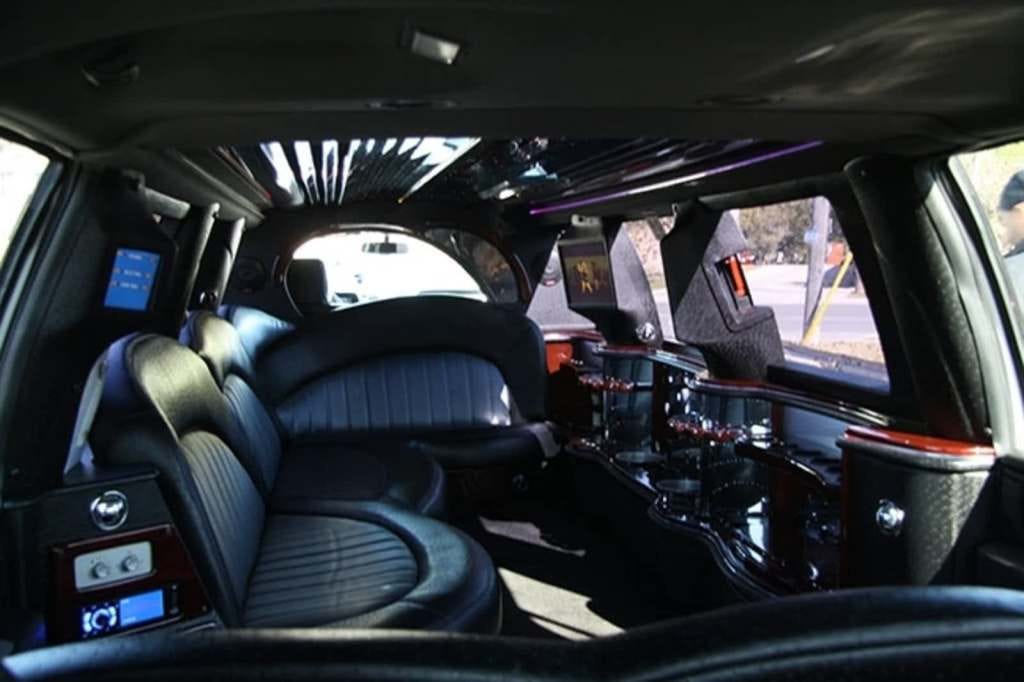 Experience the Best Limo Service in London, Ontario with Us | by A Universal Limousine | Apr ...