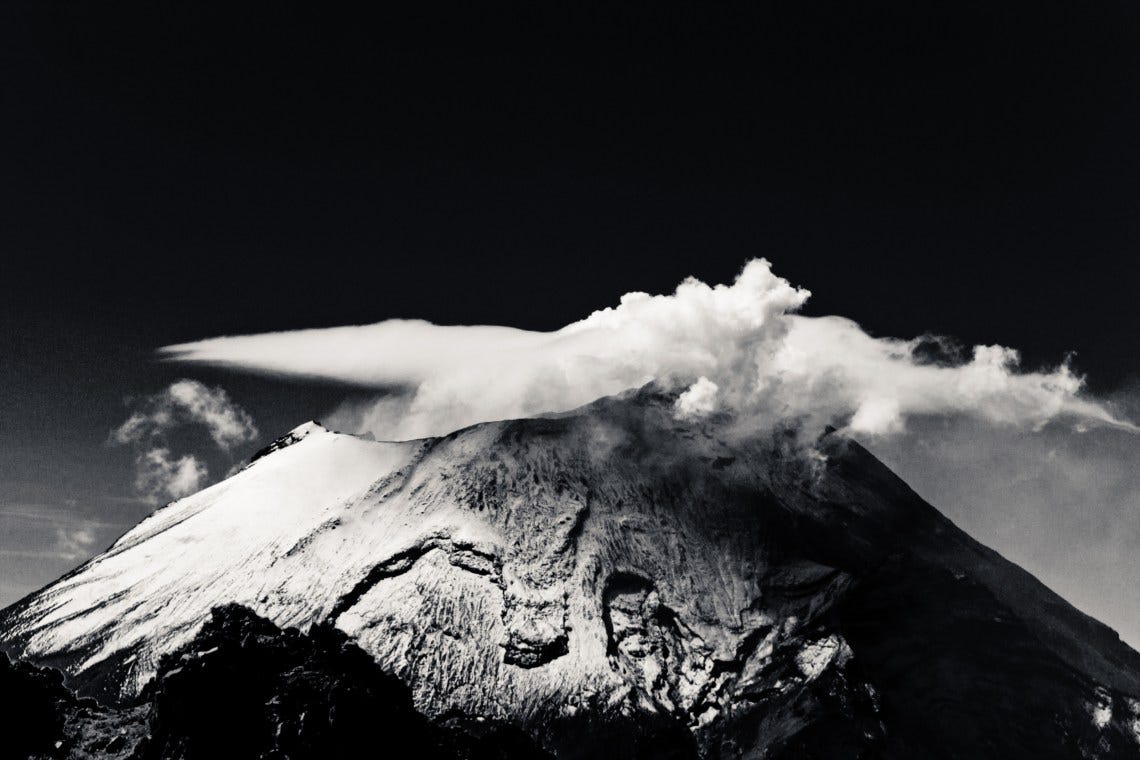 El humano, la montaña, tejas rotas, fango e iluminación | by Iram Ortega | Medium