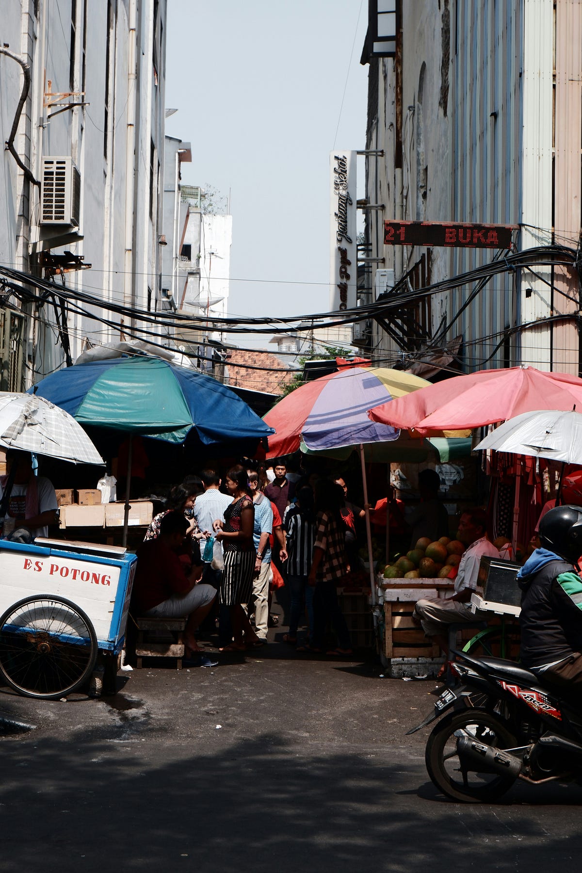 Oleh-oleh dari Jakarta Aku pulang membawa riuh Jakarta, kusimpan rapi ...