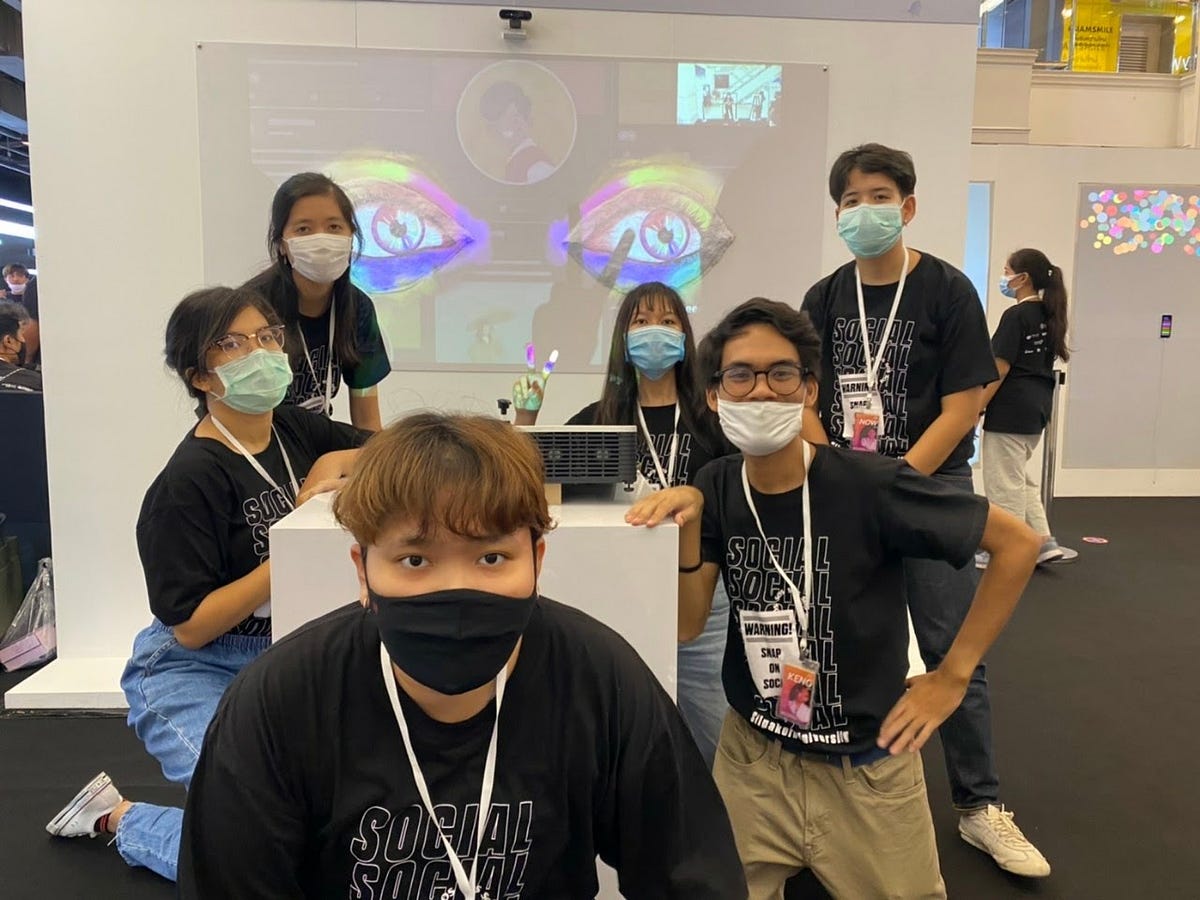 นิทรรศการแสดงผลงานสื่อปฏิสัมพันธ์ (Interactive Media) SOS - SNAP ON SOCIAL กลุ่ม STARE | by ...