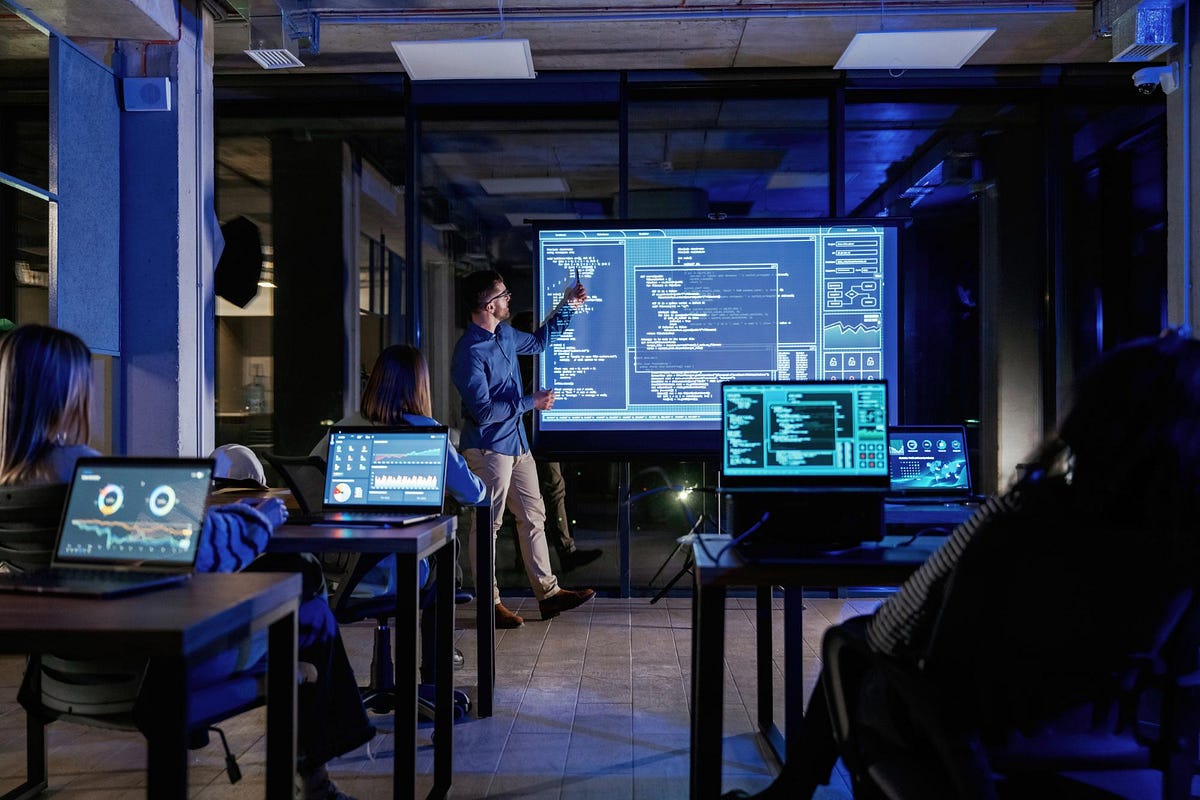 SOC vs SIEM: Decoded — The Key Players in Your Cybersecurity Defense ...