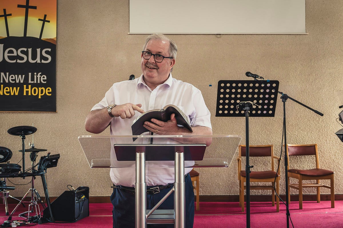 If You Want To Become a Good Speaker, Say Goodbye to These 3 Habits | by Ali Akmal | Medium