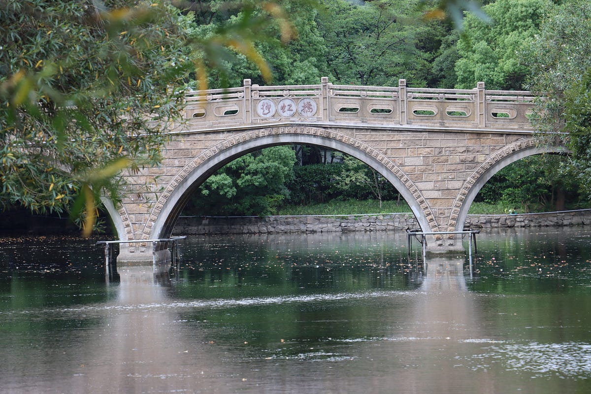 สำนักกลางขุนเขา ตอนที่ 3 ตามหาตน. เสียงม้าเหยาะย่างกรายสะท้อนก้องไปตามหุบผ… | by Him Apisit | Medium