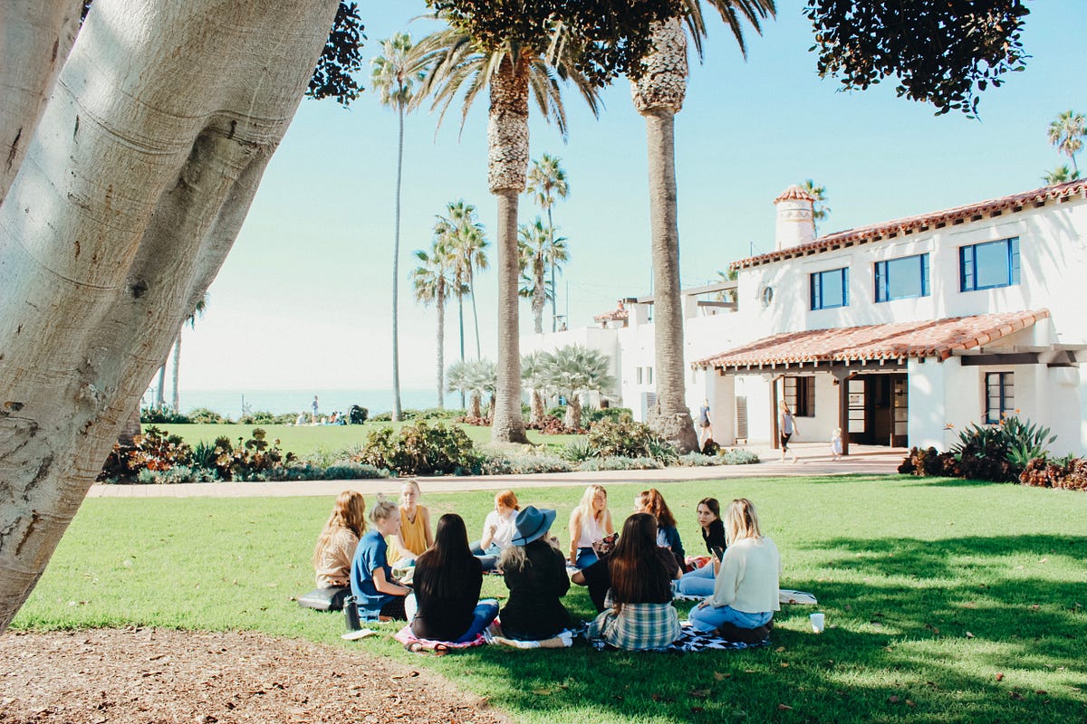 Audience vs. Community — Storyteller’s Growth Guide #005 | by Hector ...