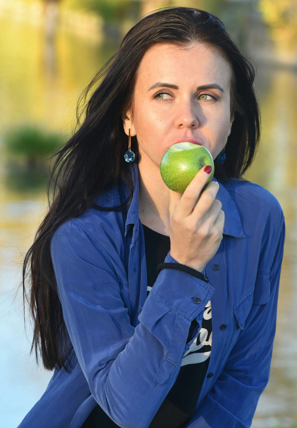 AN APPLE A DAY CAN SUPPORT STRONG TEETH AND GUMS! | Medium