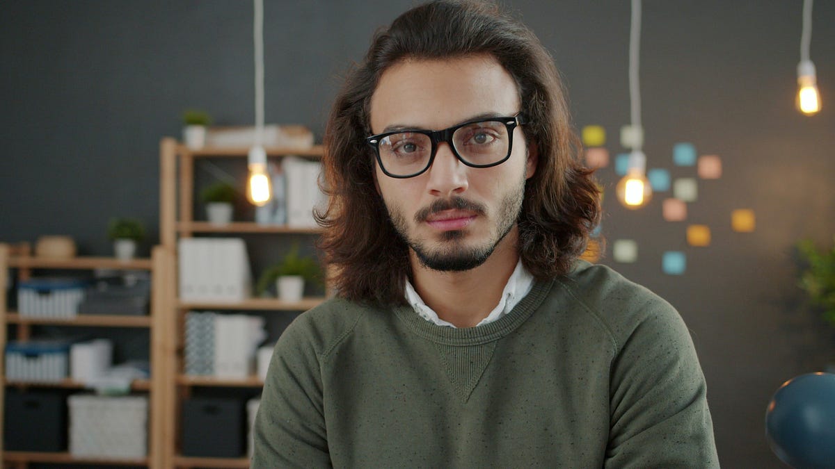 8 Signs That Someone is Highly Intelligent, According to Psychology ...