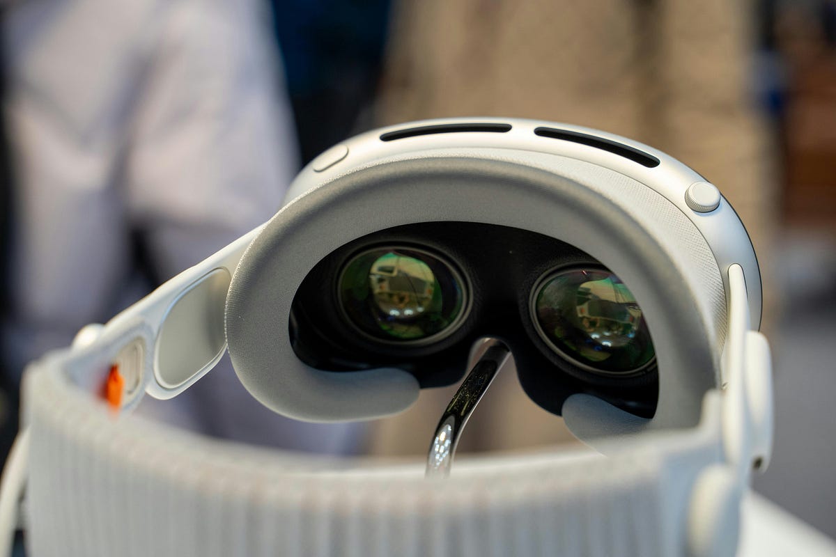 Virtual Reality or Virtual Isolation? | by Alexis Loveraz | Design ...