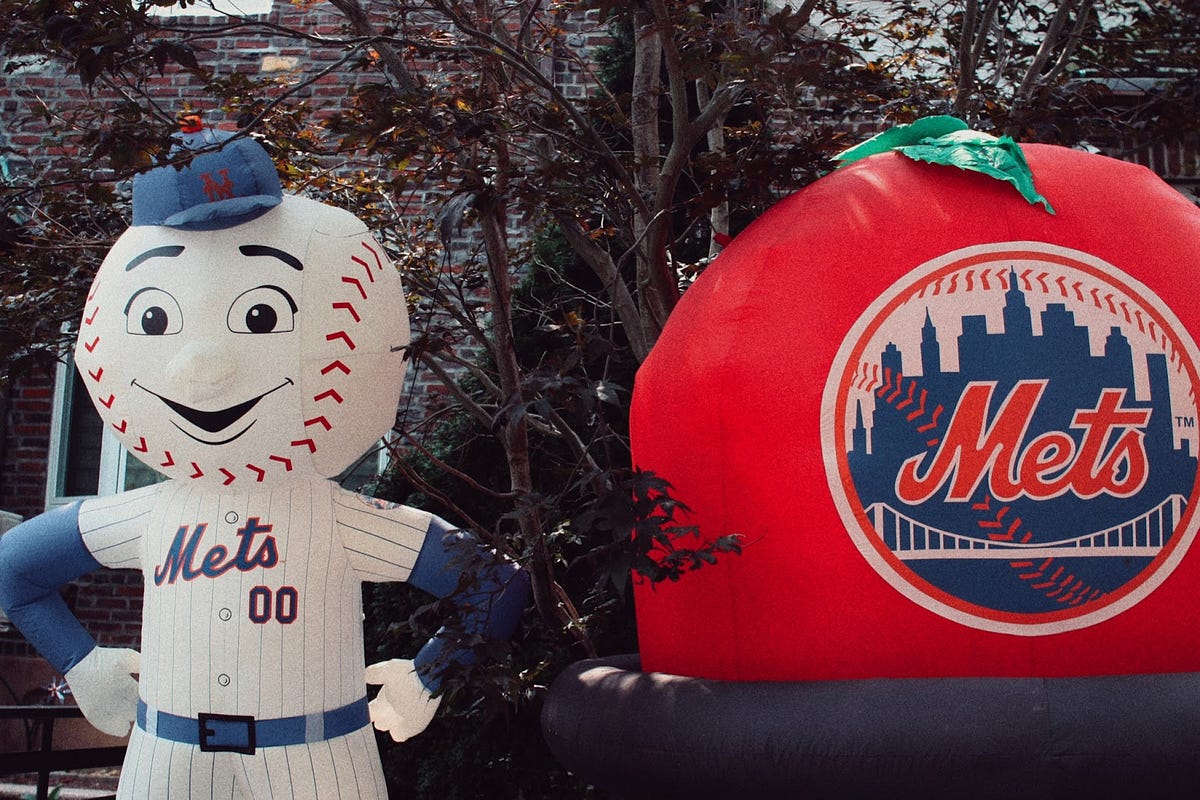 New York Mets Fans: A Challenging Season, A Conflicting History, and a ...