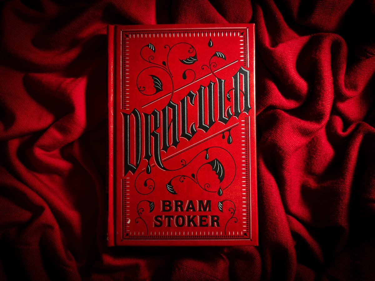 Dia Bukan Dracula. Vampir aja bisa bucin, kok kamu engga… | by Ryder ...