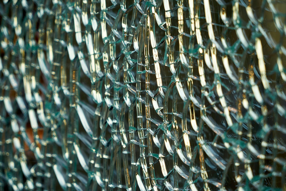 FIKSI : Semua yang Hancur. Kamar-kamar itu. | by Riqza Dini | Medium