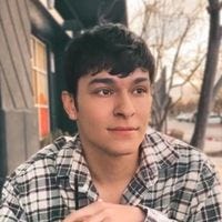 Alex Loya – Medium