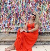Elizabeth Leoni – Medium