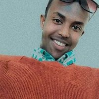 Nagiib Khaliif Maxamed – Medium