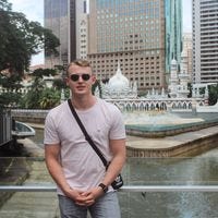 Alex de Lacey – Medium