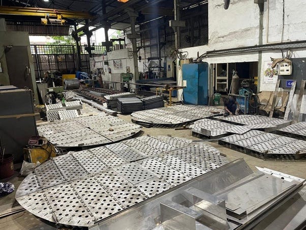 What are the types of trays in a distillation column, and who ...