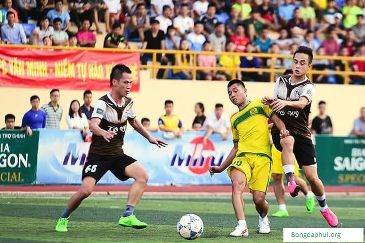 Nhung ky thuat hau ve canh can co trong bong da phui san 7 nguoi | by ...